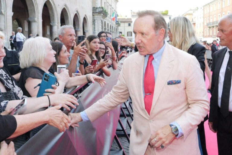 Kevin Spacey riceve il massimo riconoscimento a Rimini: il suo profondo ...